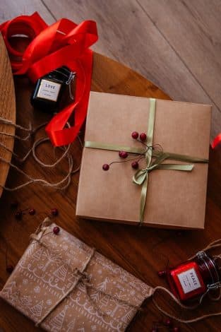 19 Genius Ways On How To Wrap Presents Without Wrapping Paper ...